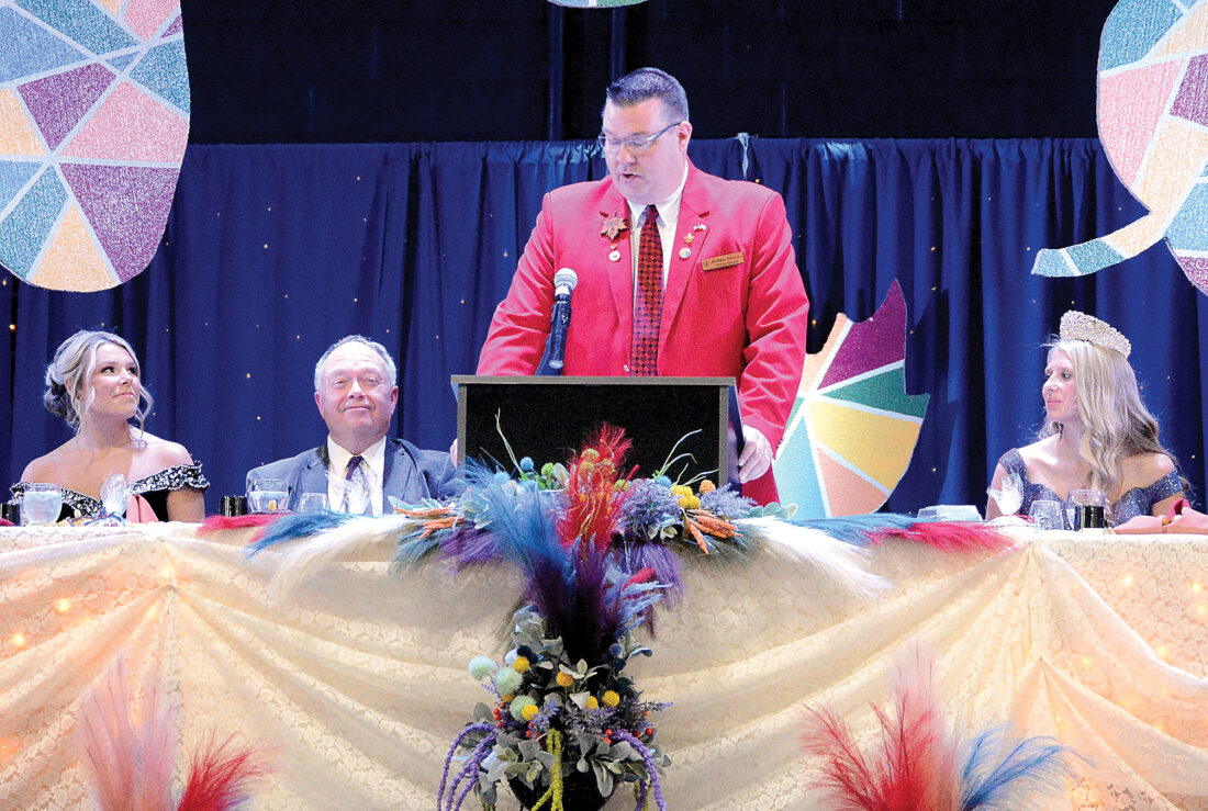 Karen Knotts speaks during Distinguished Guest Dinner | News, Sports ...